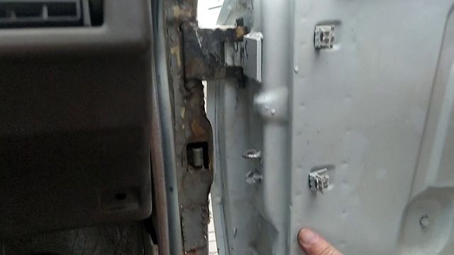 Установка новой  двери автомобиля Москвич 2141