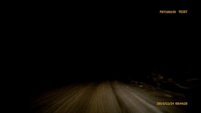 Зима, утро, едет жена на работу ?