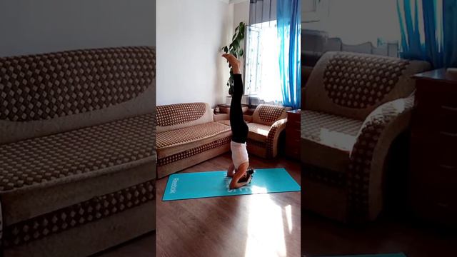 Убрать бессонницу легко - делайте стойку на голове