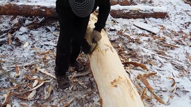 Окорка бревна скобелем. Бревно под скобель