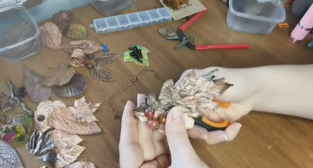 МК по созданию кулонов и сережек из медных листочков и бусин