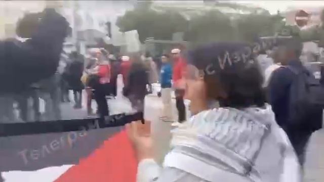 Это гениально: израильтянин на прохамасовской демонстрации .