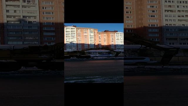 Снова это чудо техники дробит старую бетонную плиту и стоит не на рельсах.mp4