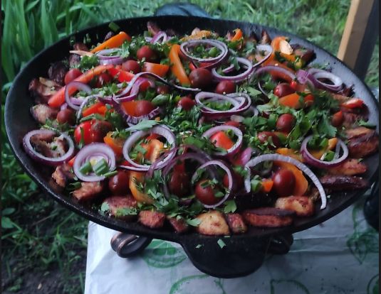 Садж из рёбрышек с грибами и овощами на костре