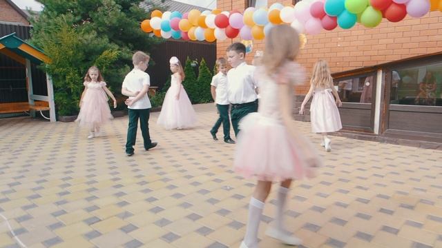 "НЕЗАБУДКОВЫЙ ВАЛЬС" фрагмент выпускного утренника в частном детском саду "Солнышко" (Краснодар)