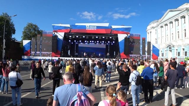 На концерте в честь Дня России на пл. Минина и Пожарского в Нижнем Новгороде // 12 июня 2023 года