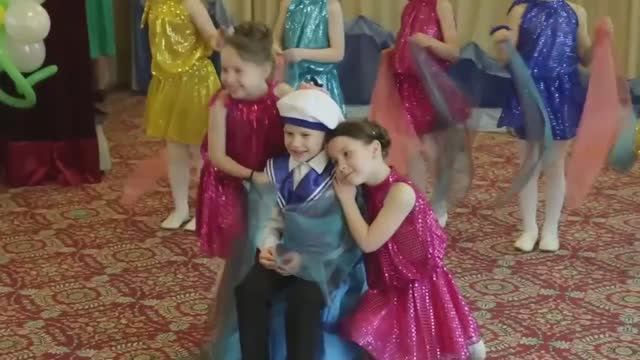 Красивый танец русалок на выпускном в детском саду.