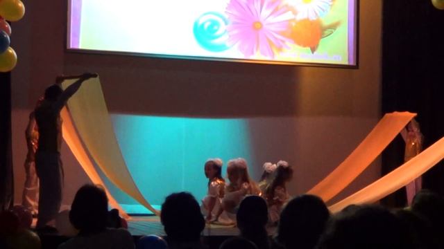 Танец с тканью в школе - мама. Танец на выпуск в саду