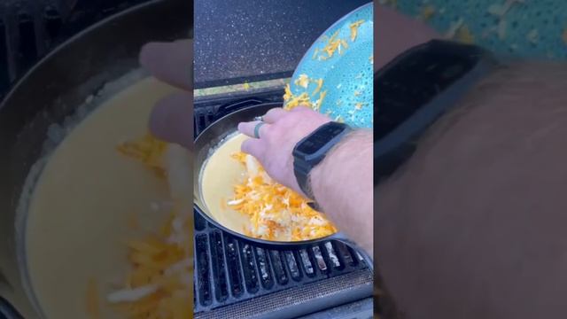 Копченые бургеры из оленины с пивным сыром идеально подходят для осени.mp4