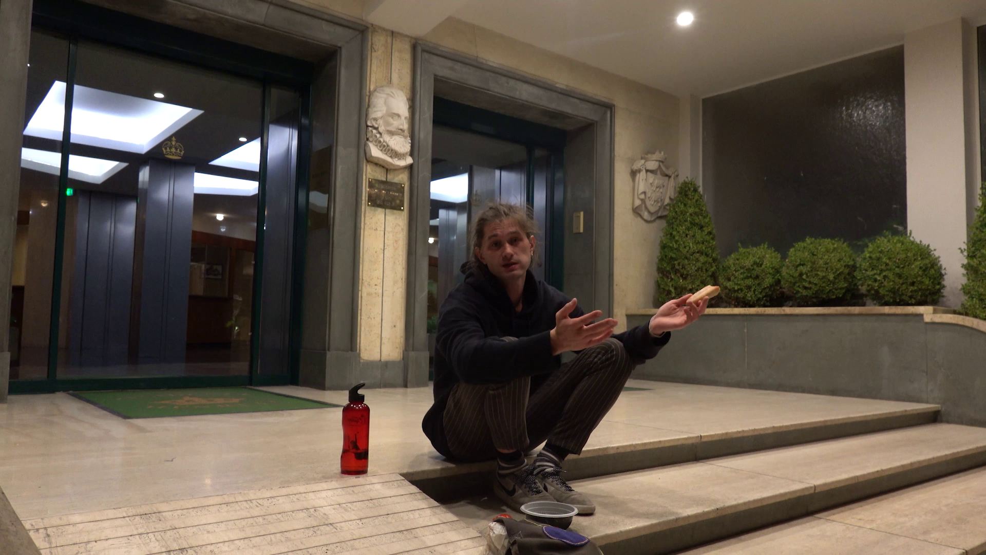 SOS - Франция. Канны. Голодная ночь под дождем. Служба социальной поддержки |16+