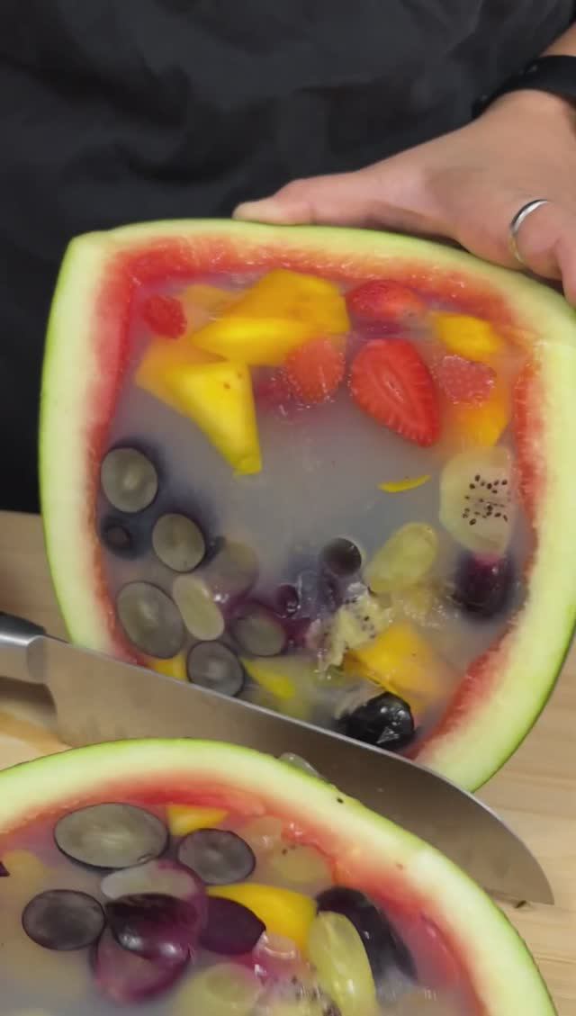 Желе с фруктовым миксом в арбузе