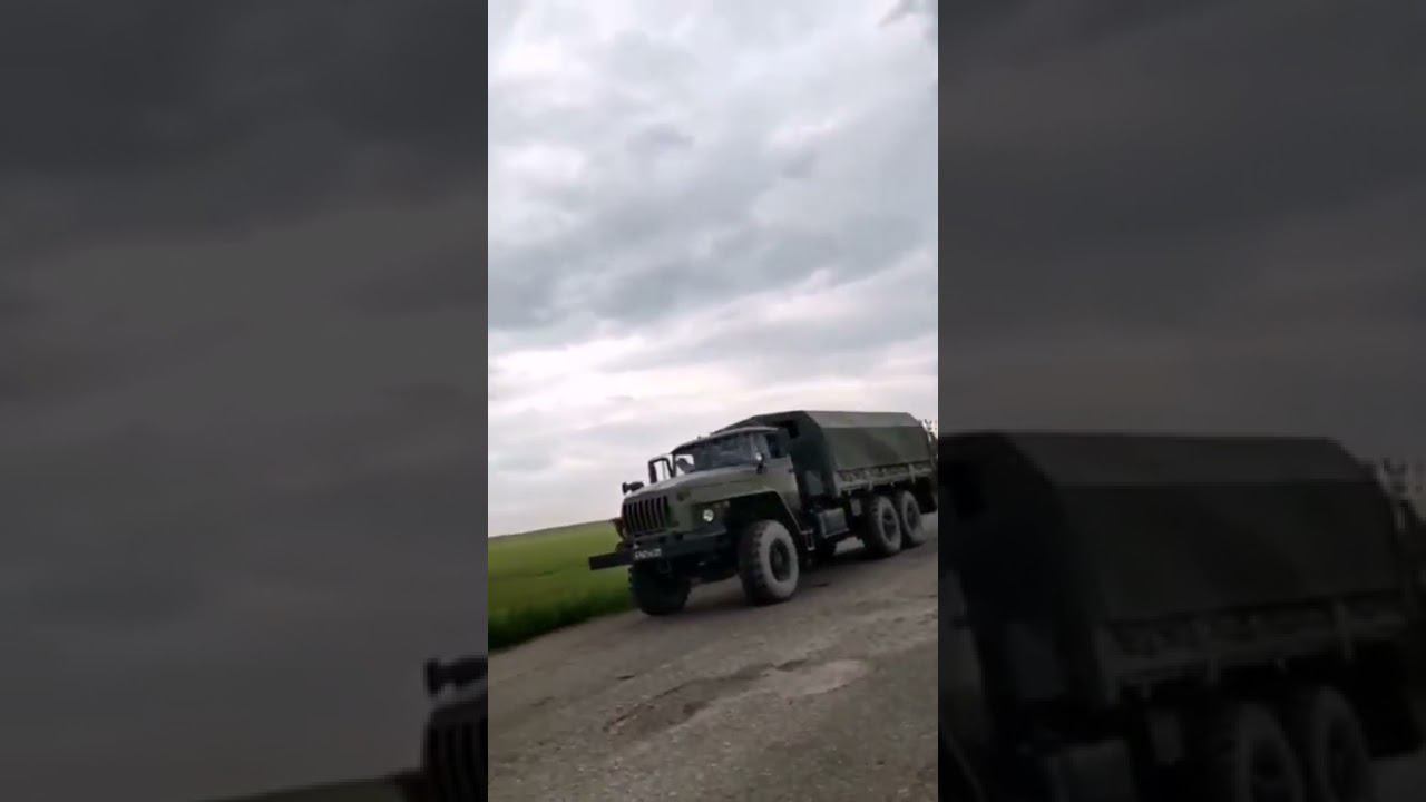 Пролет Ка-52 на сверхмалой высоте над колонной войск РФ