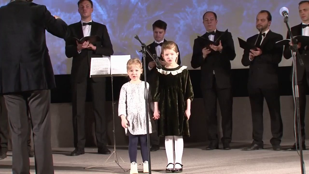 Песнопение «Ночь тиха над Палестиной» солируют Соня и Маша Желудковы, в сопровождении мужского хора