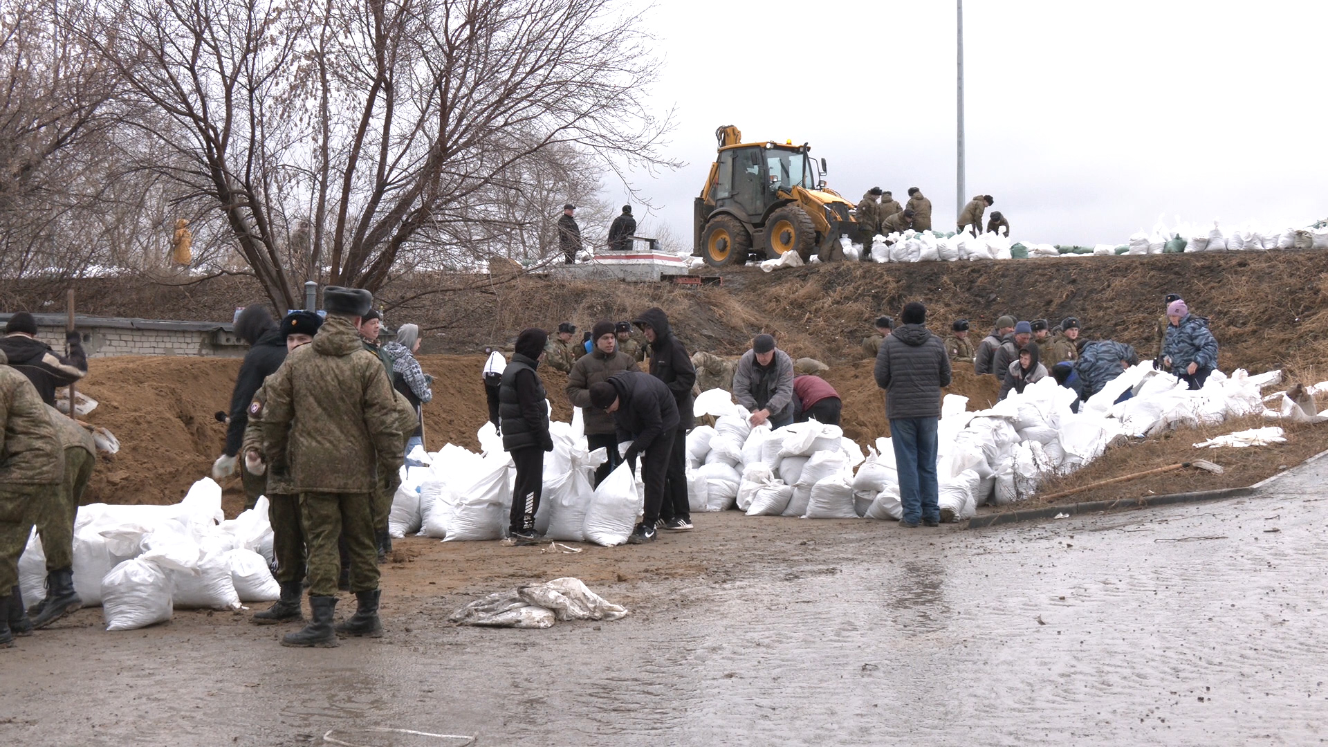 Как курганцы спасают свой город от возможного паводка?