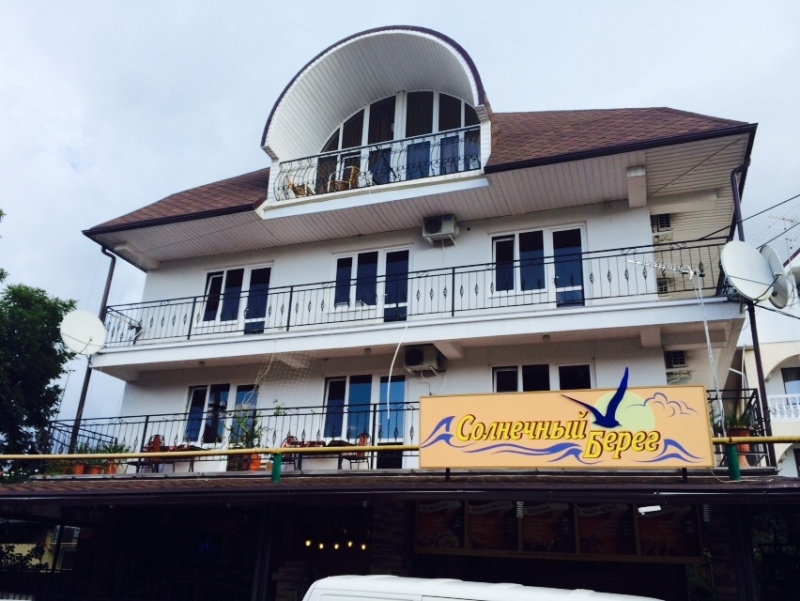 Жилье в Адлере в Курортном городке частный сектор без посредников. «Солнечный берег» гостевой дом