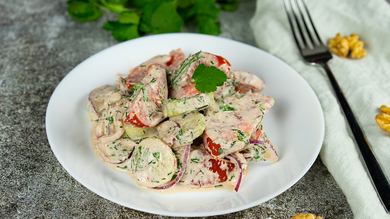 Грузинский салат с грецкими орехами