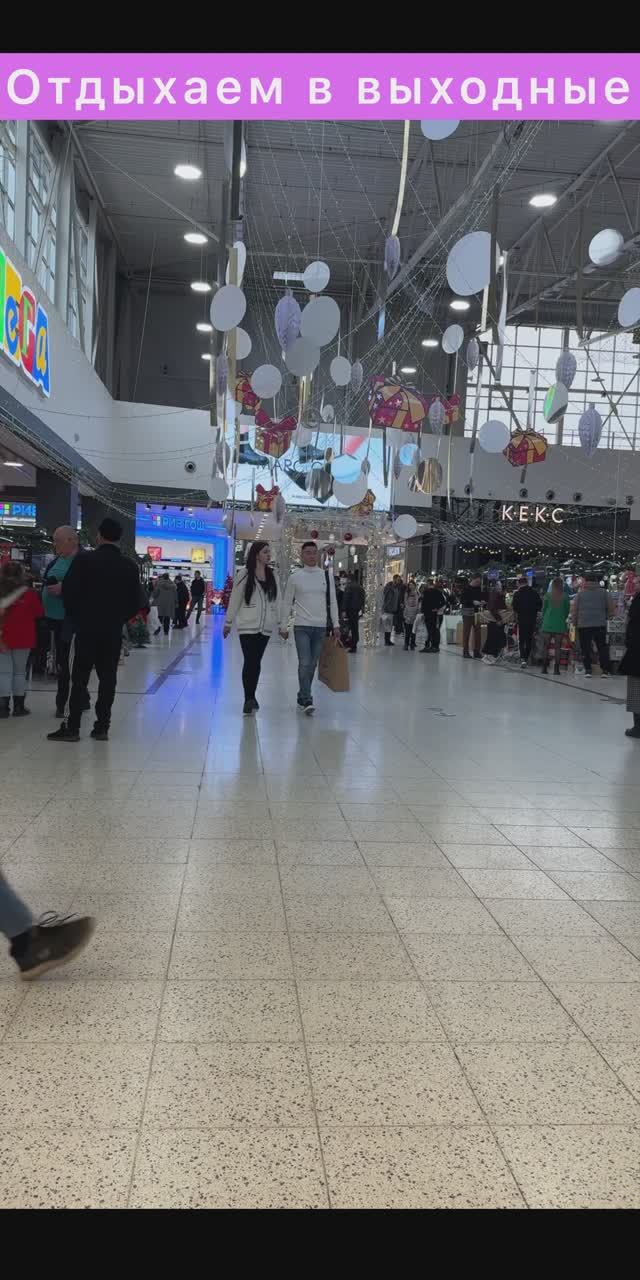 Люди гуляю в новогодние каникулы.