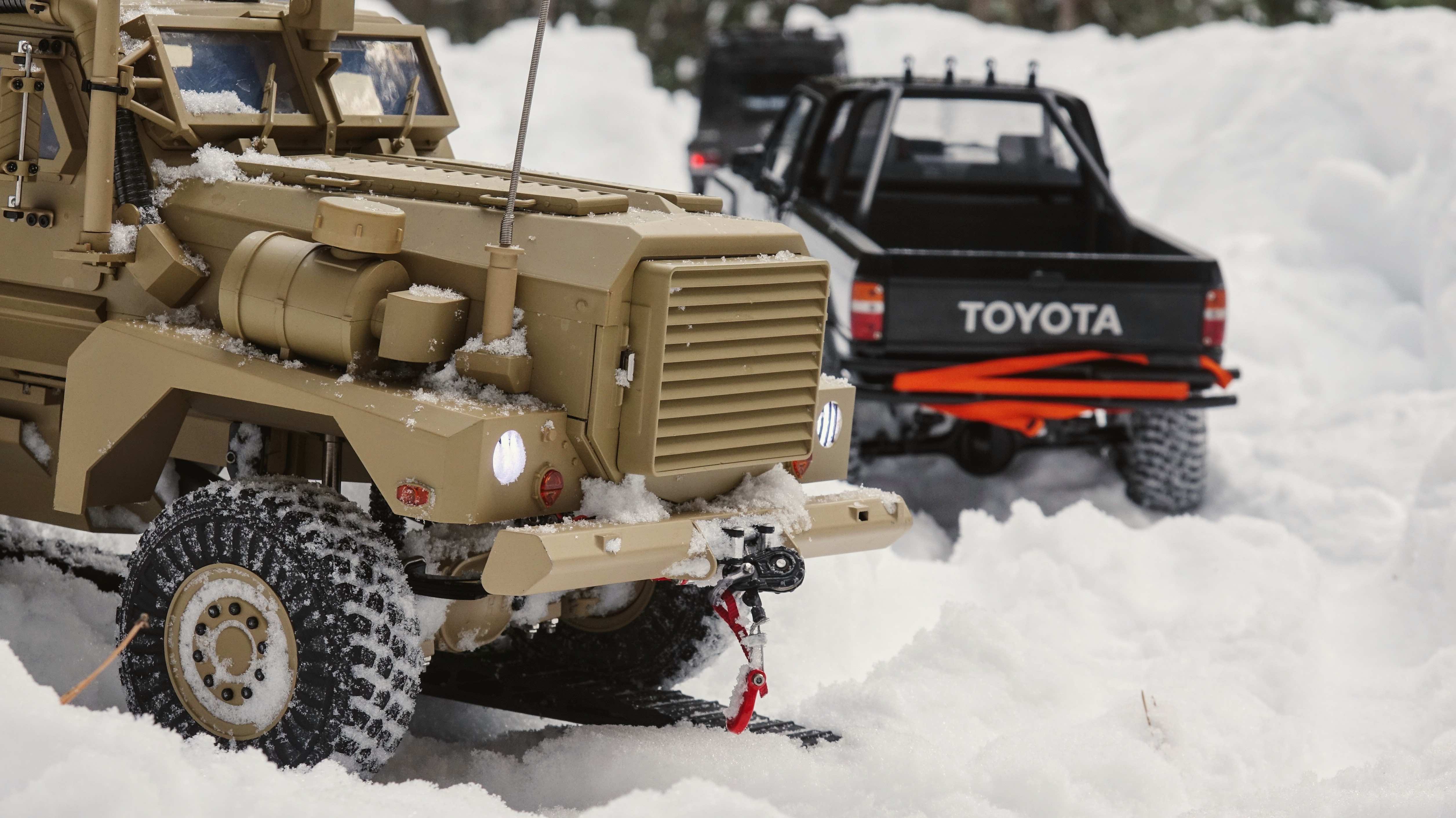 Грузовик Man Rc4wd Beast II 6X6 И Toyota Hilux SR5 Rc4wd Xtra Cab Тесты В Лесу. Rc Off-road 4x4