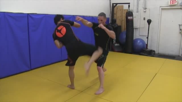 Академия Муай Боран. Перевёрнутое колено, ч.1