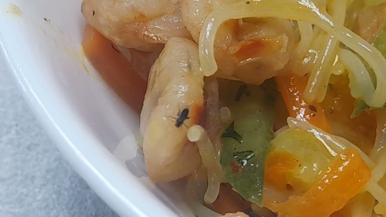 Столовая в Главкино. Мой салат то ли жрал, то ли топтал незнакомец.