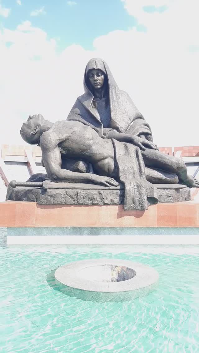 Центральная скульптурная группа у вечного огня...