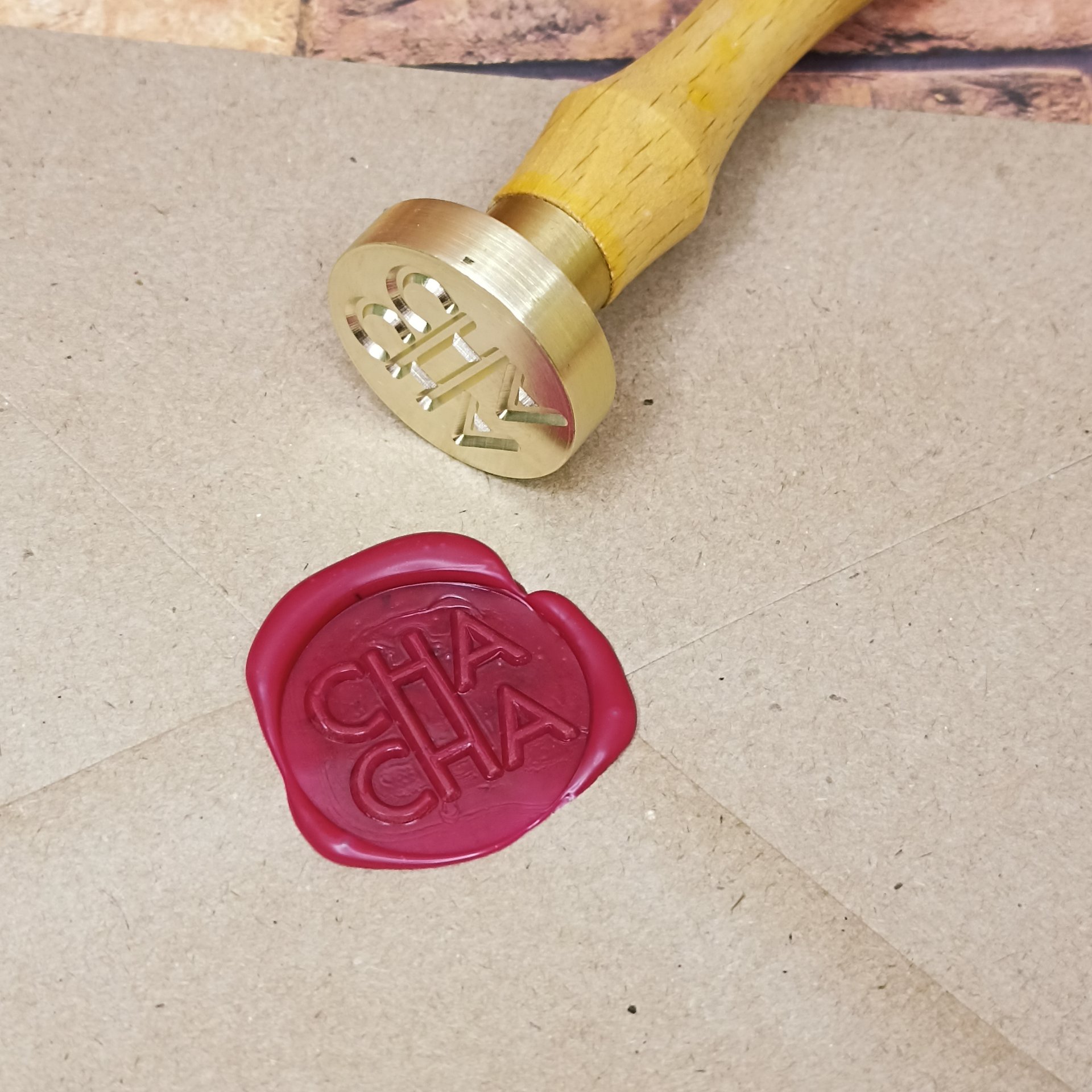 Сургучная печать на конверте.