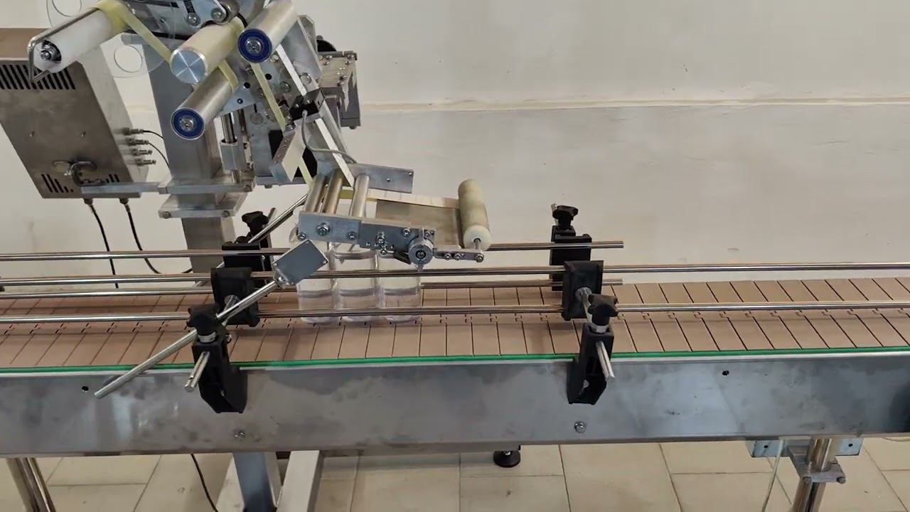 Наклеивание этикетки c куар кодом (QR код) на бутылку -  EtiKon.ru