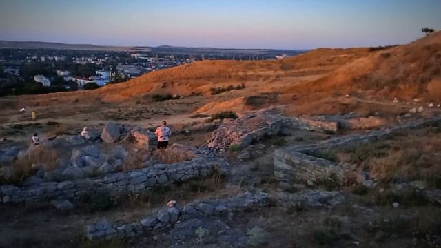 Керчь. Руины древнего Пантикапея в лучах заходящего солнца