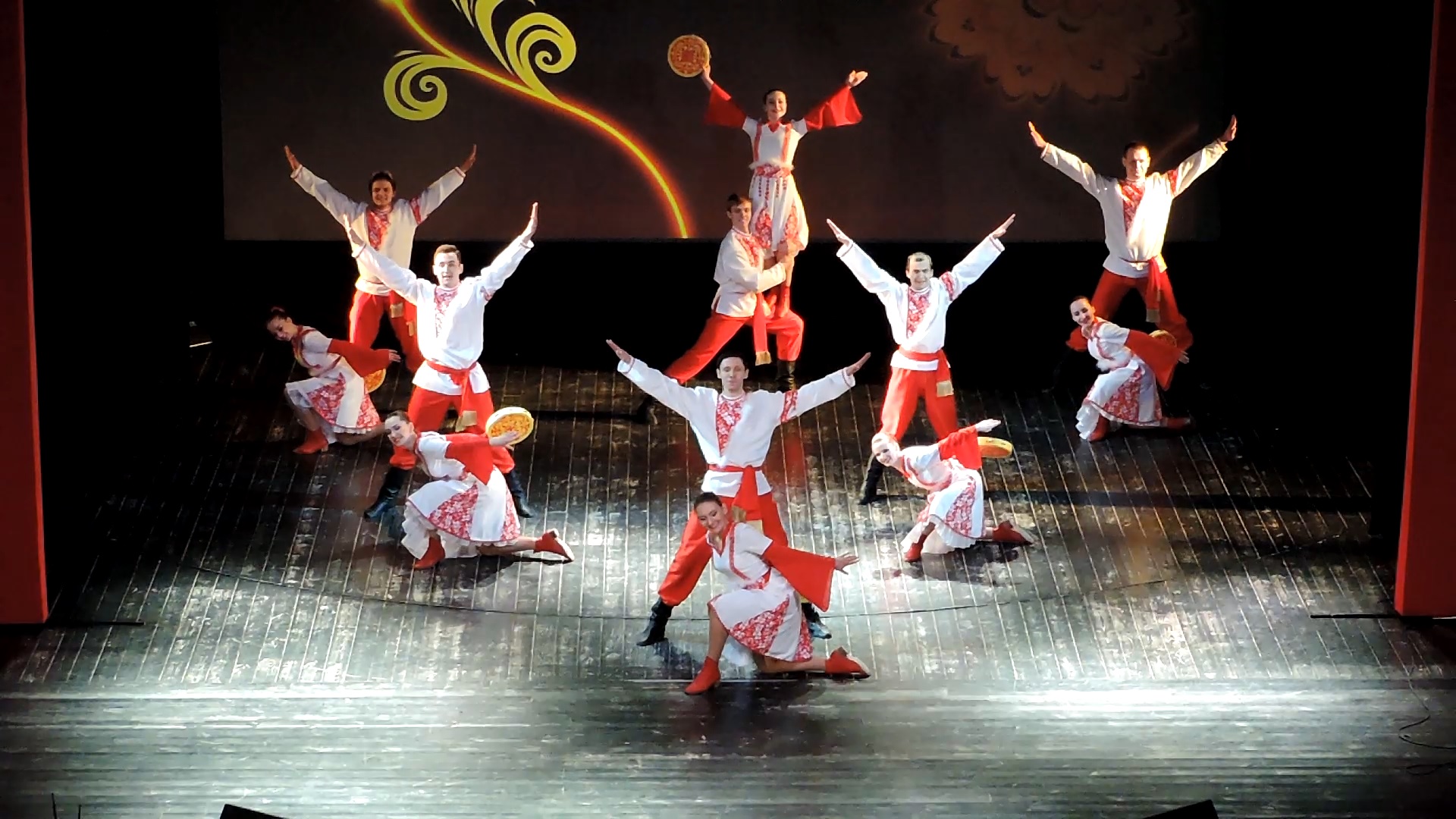 (Гала-концерт) Ансамбль народного танца «Родник» - Плясовая «Как по горкам, по горам» (2017)