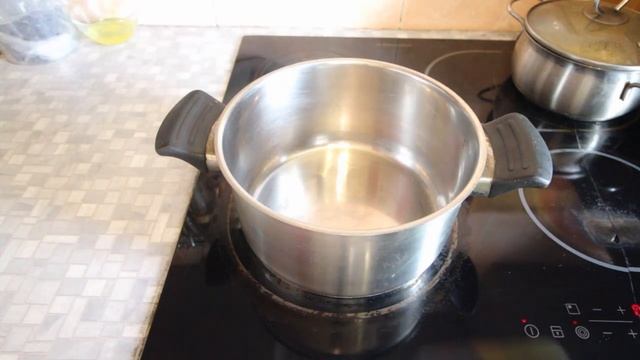 Видео рецепт кальмаров тушёных в сметане с помидорами и луком_ как вкусно приготовить кальмаров.mp4