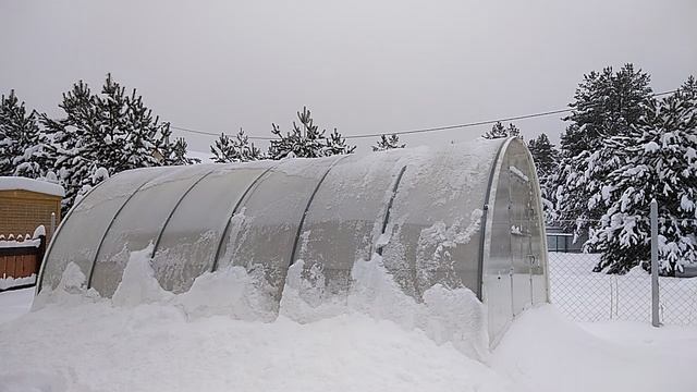 Убираем снег с теплиц.mp4