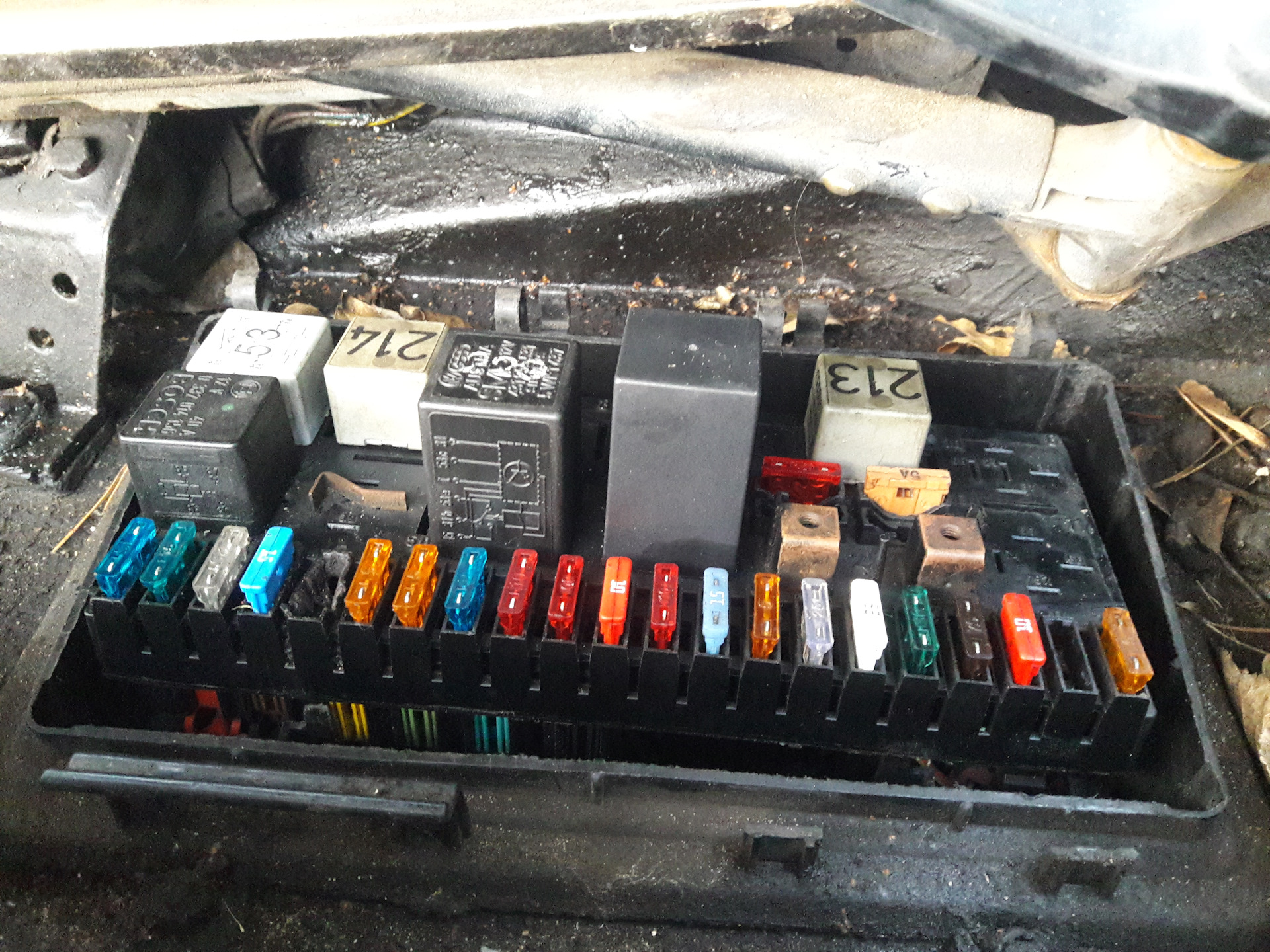 Разъёмы блока предохранителей Ауди 80 и демонтаж блока