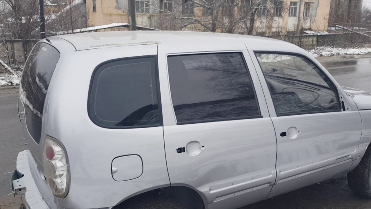 Нива Шевроле без ручек, без дворников, без поворотников, но ехать нужно!