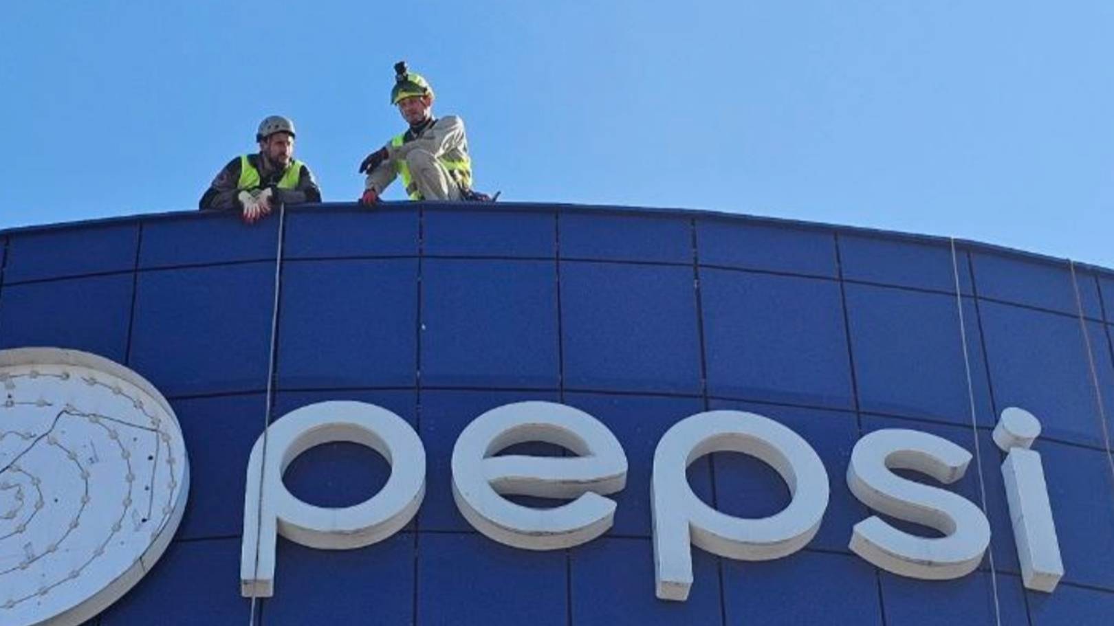 Демонтаж вывески. Пепси Домодедово.