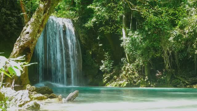 Музыка Lo-Fi и шумы водопада