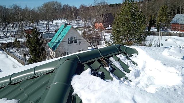 Впервые залез на заснеженную крышу своего дома