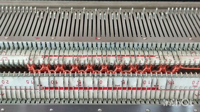 Как начать резинку 2х2 через одну на бросовую нить. Вязание на машине.