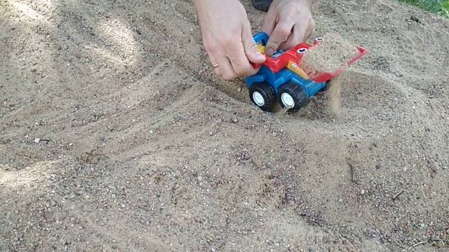 трактор помогает маленькому трактору.mp4