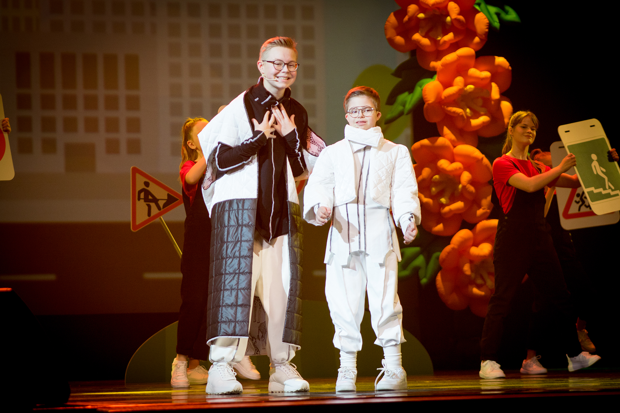 Дорожный знак - спектакль «Осторожно-улица!», стихи Елены Лемеховой,  муз Михаила Гребенщикова