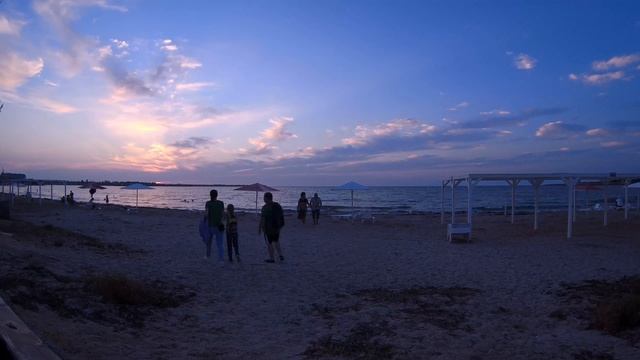 Закат на Пляже Черноморское, Крым. Семейный отдых с детьми в Крыму. Бронирование отелей в Крыму.