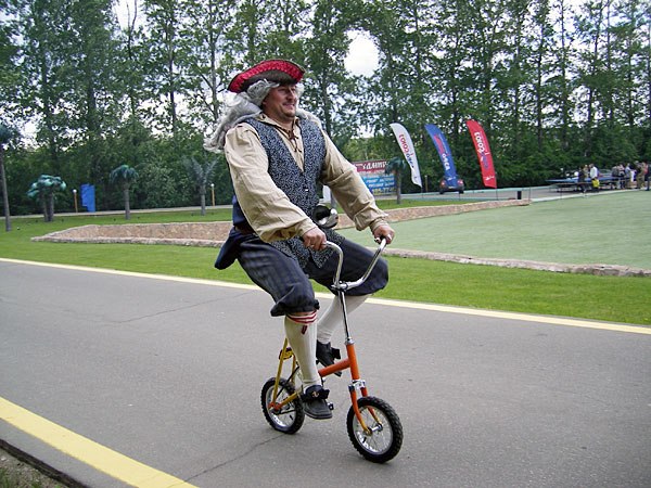 Двухколёсный велосипед толкач с ручкой для раннего обучения езде своими руками из всякого хлама