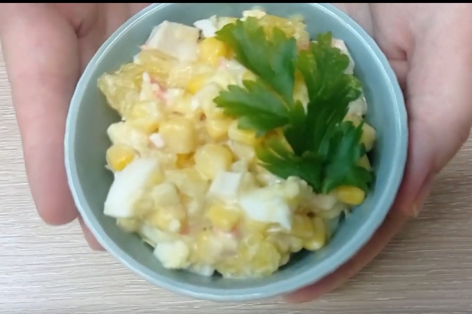 Необычный салат с крабовыми палочками (без риса и капусты).