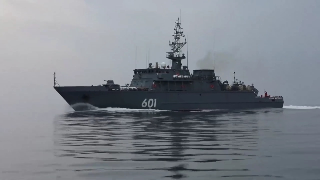 Корабль _Яков Баляев_ на учениях