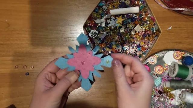 Как сделать снежинку / Новогодняя поделка из фетра