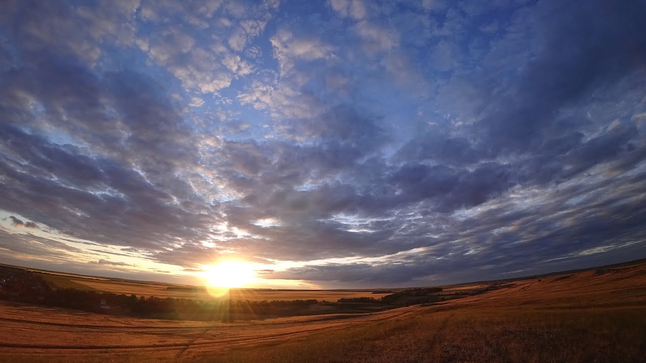 Завораживающее небо над селом Нежинка Оренбургского района Оренбургской области