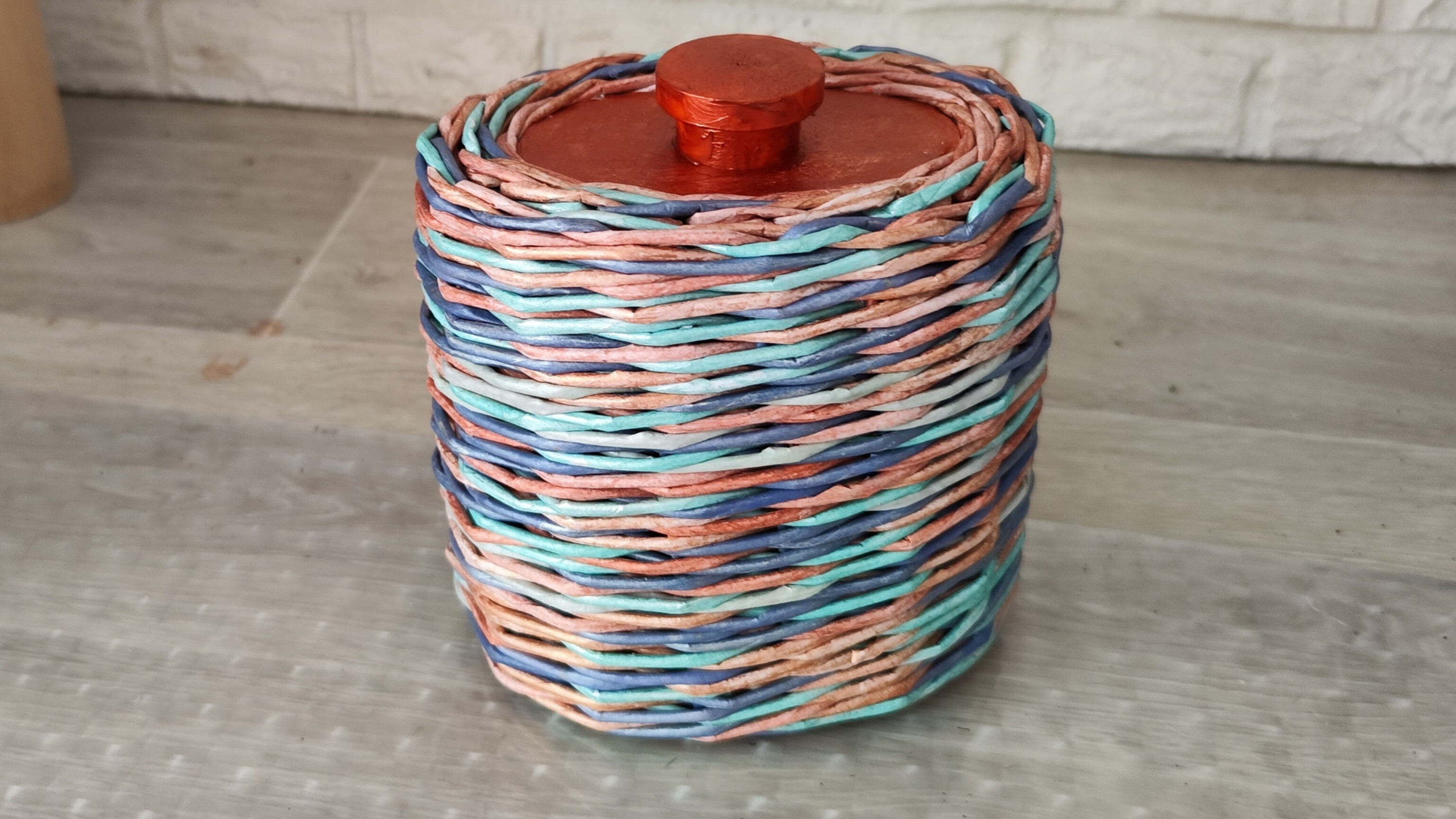 МК. Цветная коробка из веревочки 3 бумажных трубочек. #375