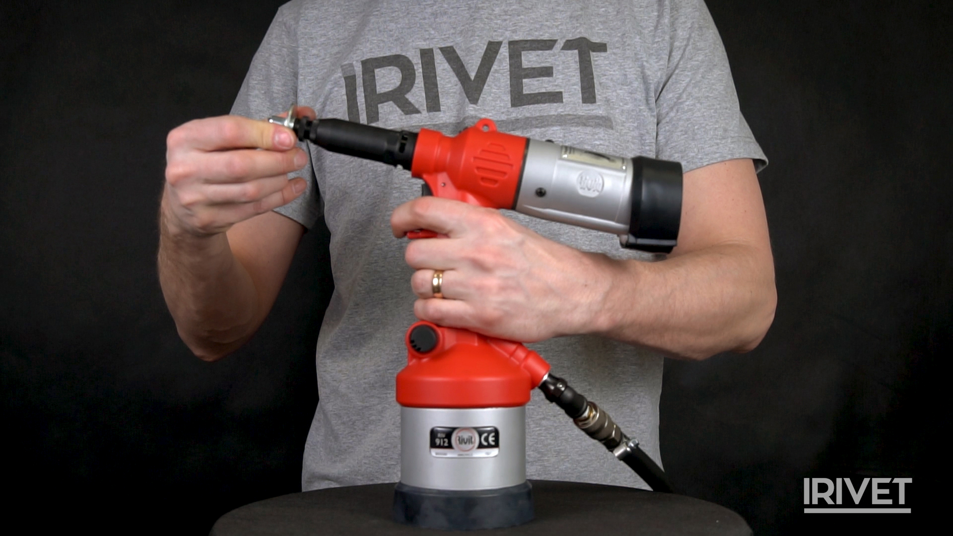 RIVIT RIV912 - пневмо-гидравлический заклёпочник для установки резьбовых заклёпок от М3 до М12