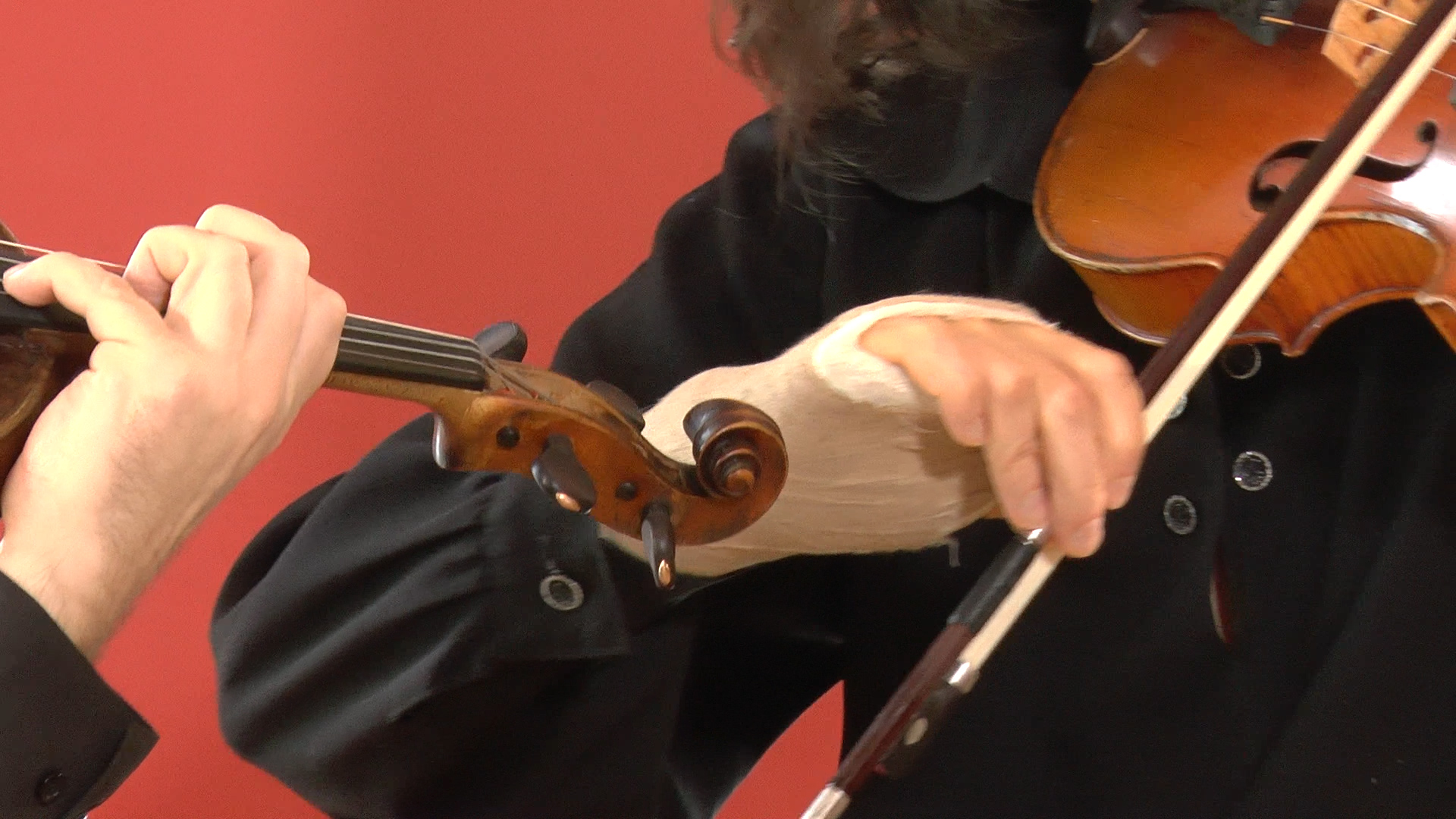 Дмитрий Петров играет на скрипке и альте загипсованной рукой