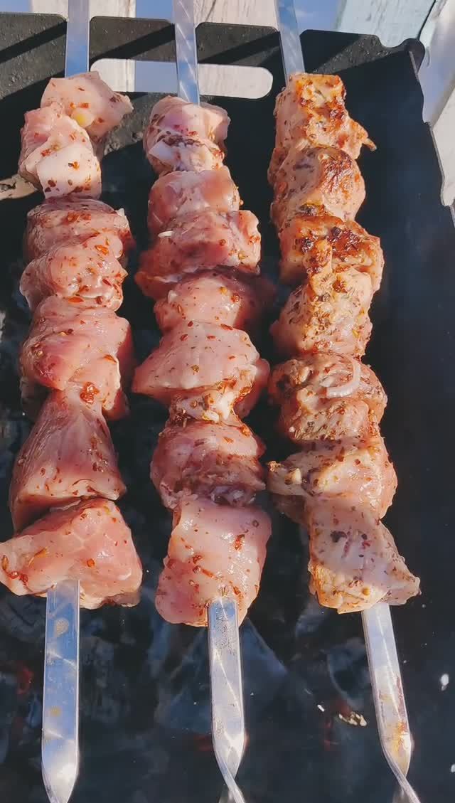 Сочный шашлык из свинины. шашлык на мангале