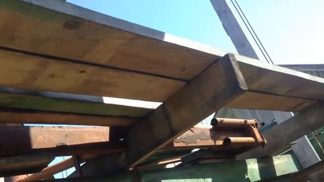 Как установлен кран на старте строительства. Вид с низу.